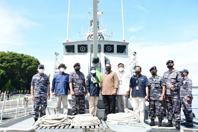 Layanan Kas Keliling Gunakan KRI Pandrong-801 Bentuk Dukungan TNI AL ...