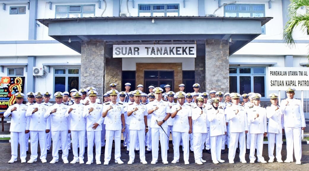 Tongkat Komando Komandan Kapal Perang KRI Badau-841 Satrol Lantamal VI ...
